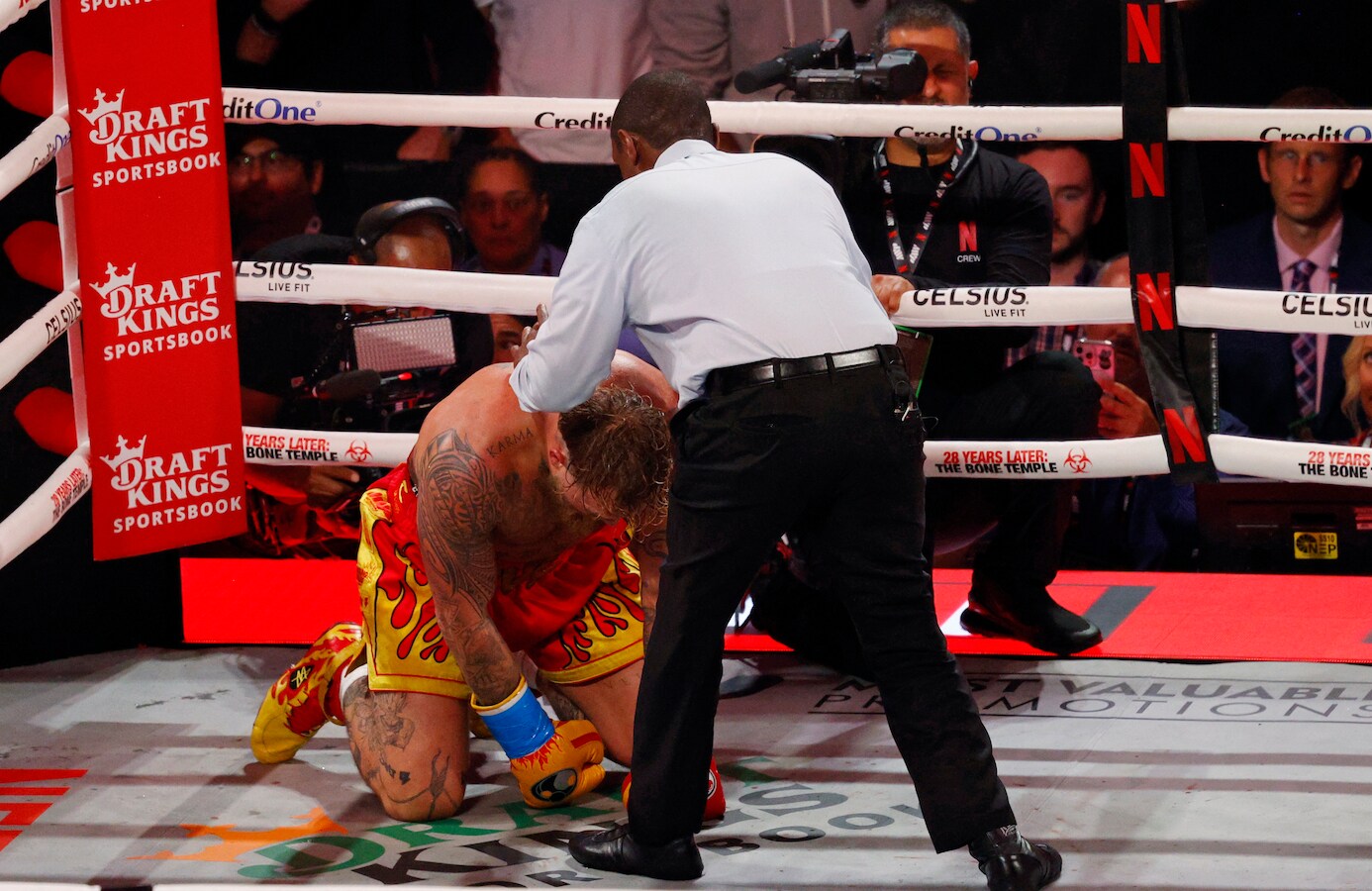 Anthony Joshua geeft Jake Paul boksles: “Ik denk dat mijn kaak gebroken ...