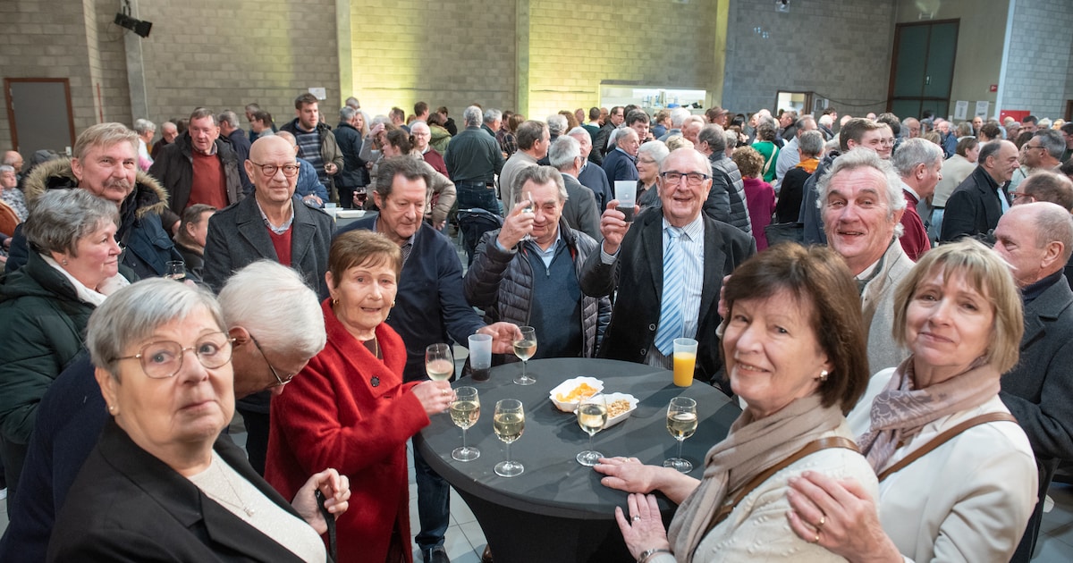 IN BEELD. Inwoners van Kruisem toosten op gelukkig 2025 tijdens ...