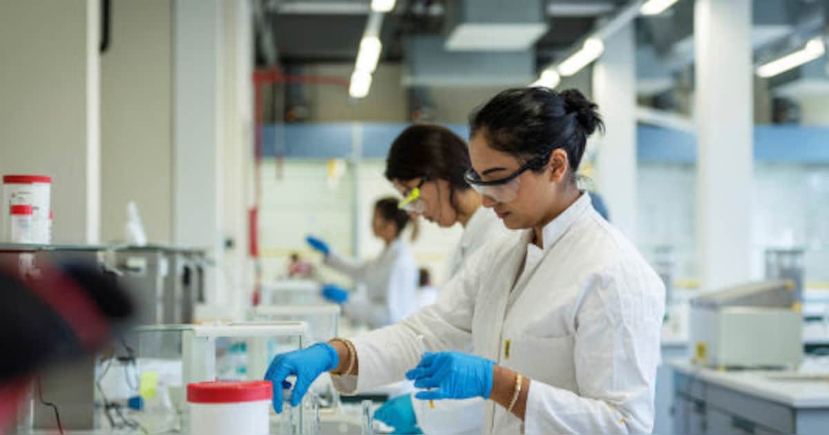 Farmaceutische sector én AI geven Universiteit Antwerpen duw: nu al 4,5 ...