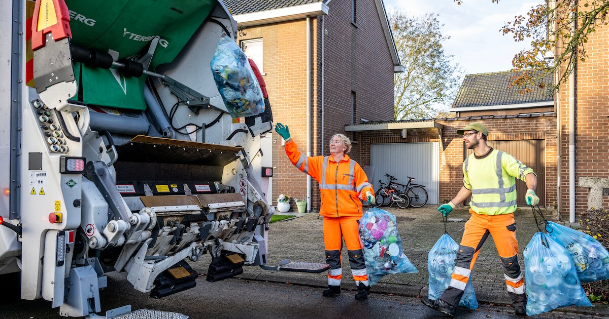 Bestuursleden Verko springen mee op de (afval)kar tijdens Week van het ...