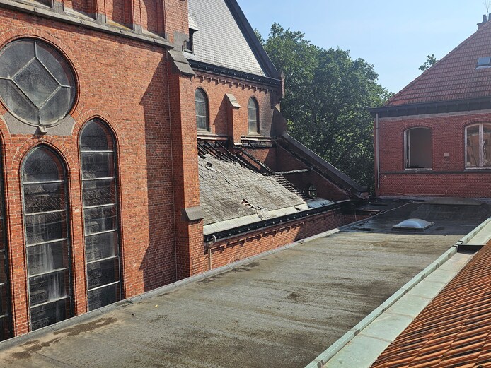 ‘Oorlogsmateriaal’ aangetroffen onder weggebrand dak van voormalig ...