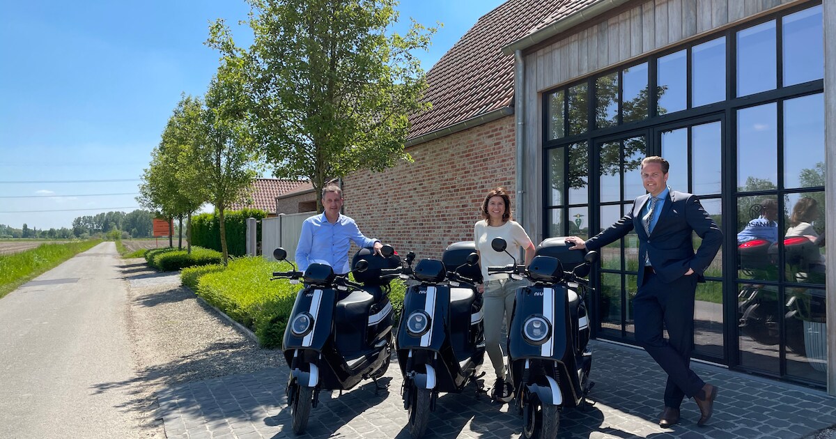Op de elektrische scooter door het Meetjesland: “Je hoort ze niet. Zo ...