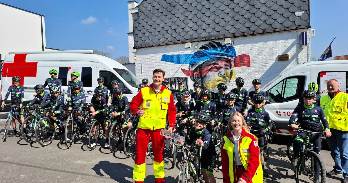Renners van R.EV Academy trappen pleisterverkoop van Rode Kruis Lennik ...
