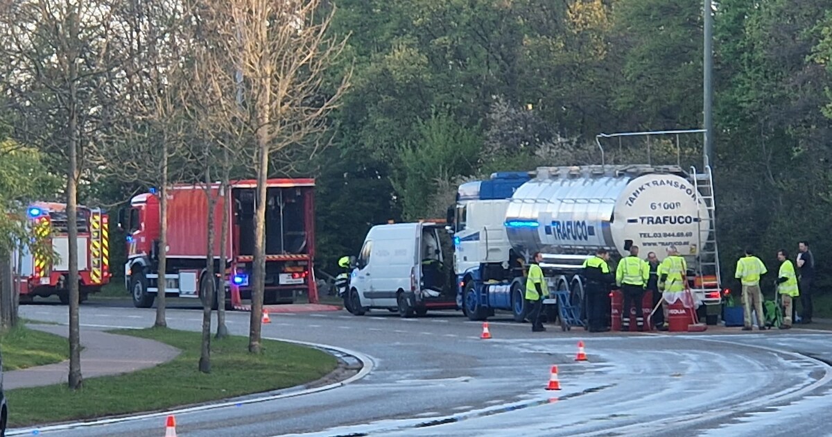 Vrachtwagen verliest lading olie in Antwerpen: Generaal Armstrongweg ...