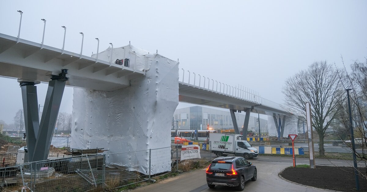Langste fietsbrug van Vlaanderen over A201 geplaatst, maar pas in april ...