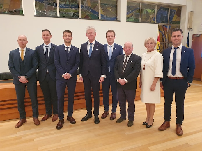 Eerste echte gemeenteraad belooft marathonzitting te worden: 119 ...