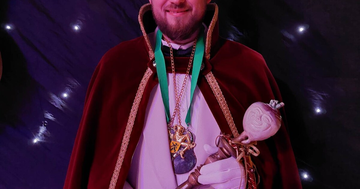 Carnavalisten hijsen Prins Thierry I in het zadel | Regio | HLN.be