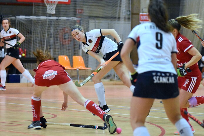 Emilie Meyvis met Dragons in actie in de play-offs indoorhockey ...