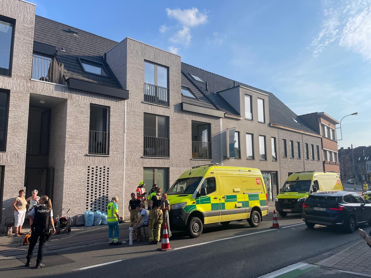 Twee bewoners naar ziekenhuis na brand in berging appartement in ...
