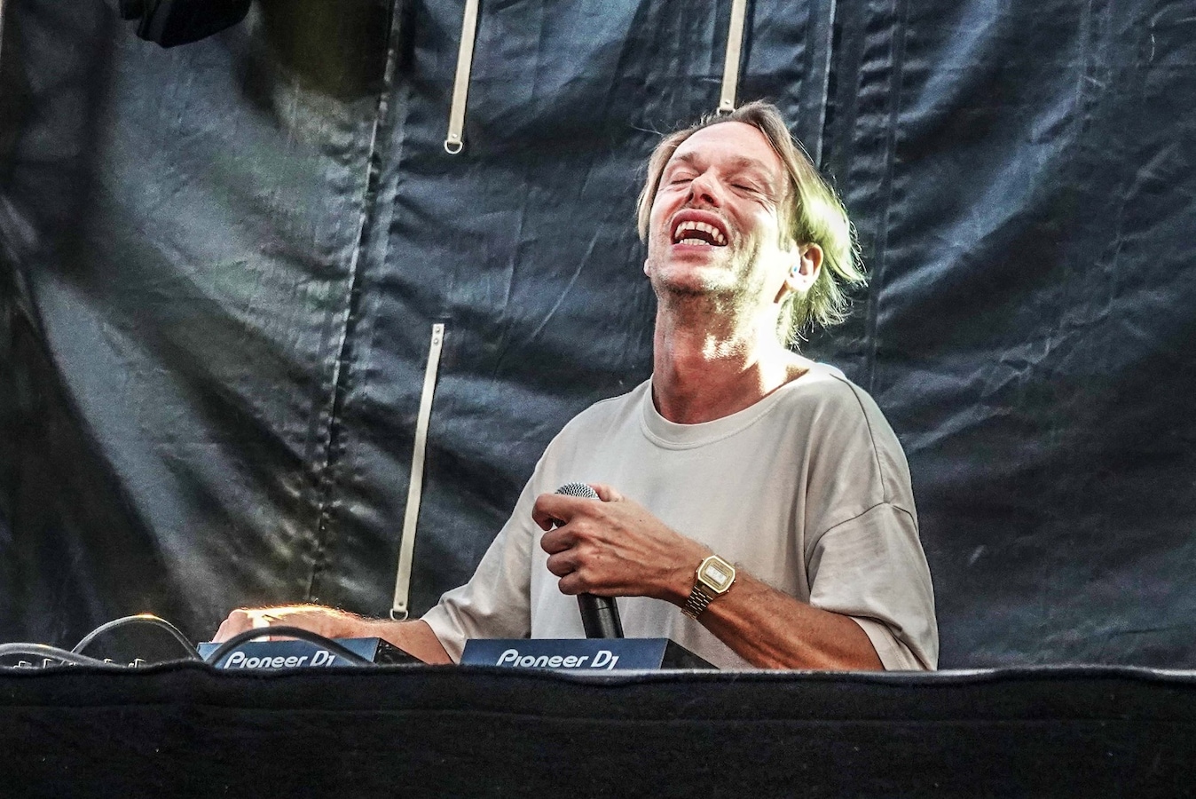 Hoeveel verdient Regi? De centen achter de hardwerkendste DJ van ...