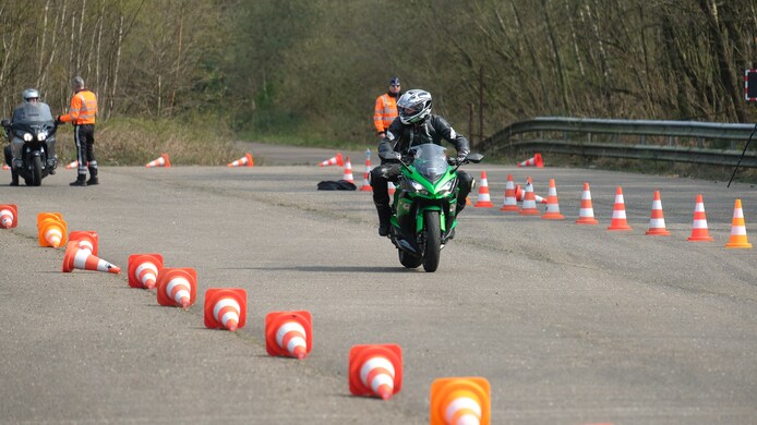 Dag van de Motorrijder in Brasschaat: bedwing behendigheidsparcours of ...