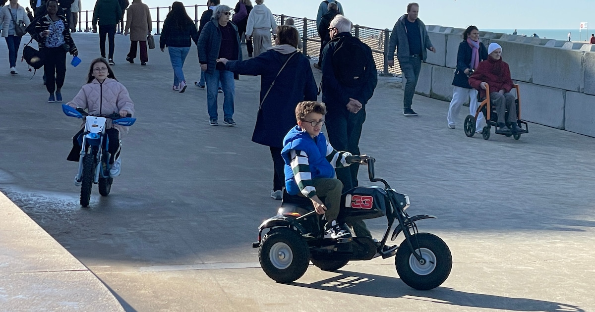 Stralende zon lokt massaal veel volk naar zeedijk van Oostende ...