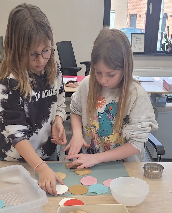 Leerlingen en leerkrachten De Boomgaard bakken koekjes ten voordele van ...
