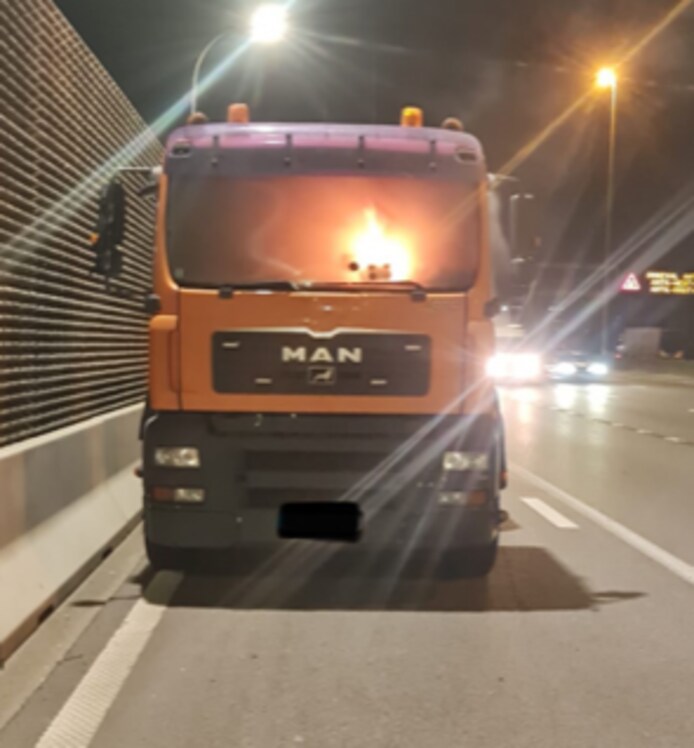 20 minuten file op E313 richting Antwerpen door brandend voertuig in ...