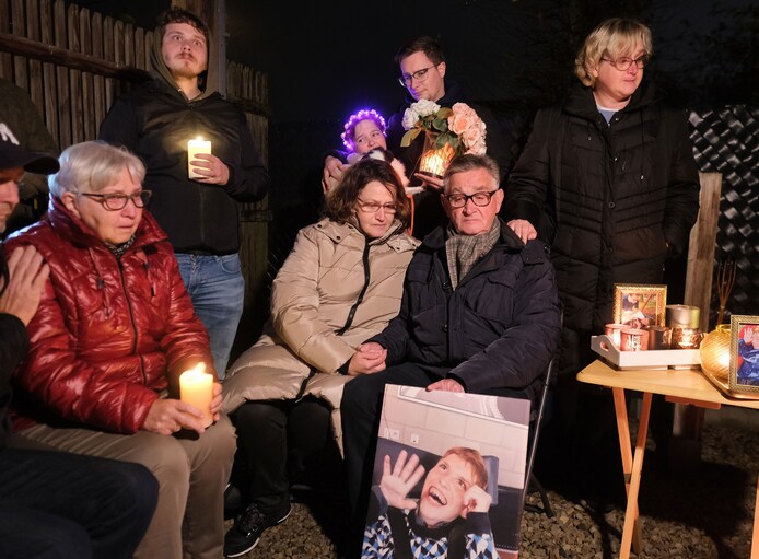 Honderd mensen herdenken Robin (25) die stierf in zorginstelling: "Hij ...