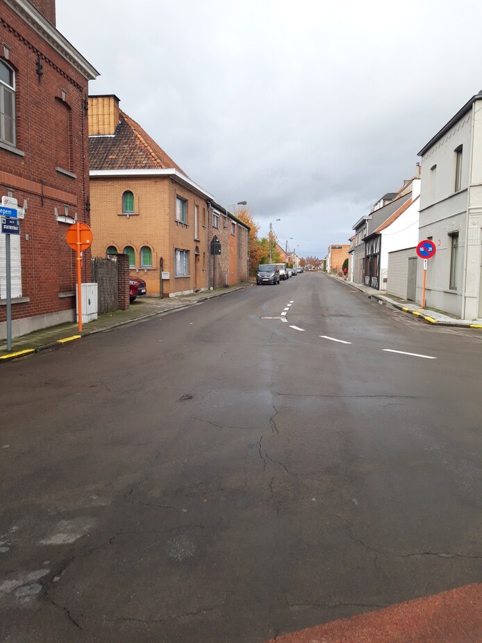 Autobestuurder (22) rijdt overstekende scholier aan in Statiestraat | Zulte | hln.be