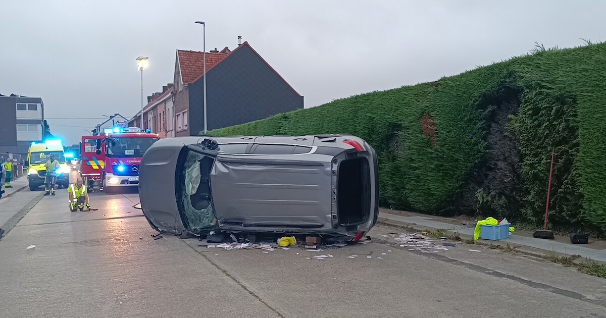Auto belandt op zijkant na botsing tegen geparkeerde auto | Menen | HLN.be