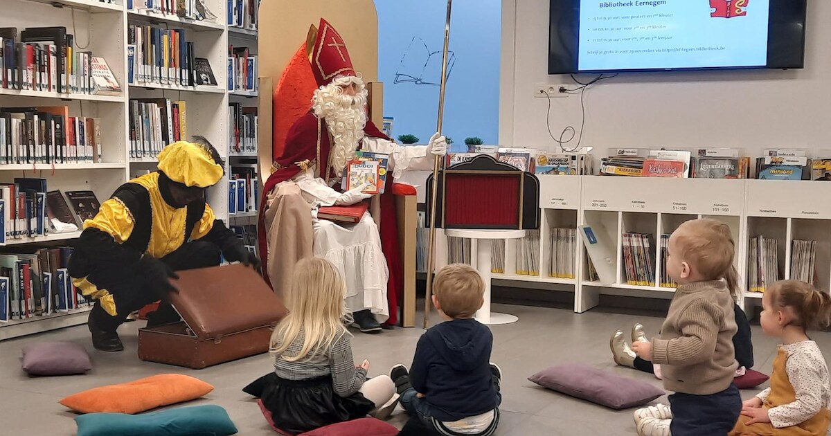 Sinterklaas leest voor in de bibliotheek van Eernegem | Ichtegem | hln.be