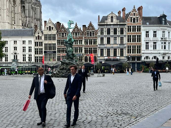 Potentiële Japanse investeerders van Beerschot ontvangen op het ...