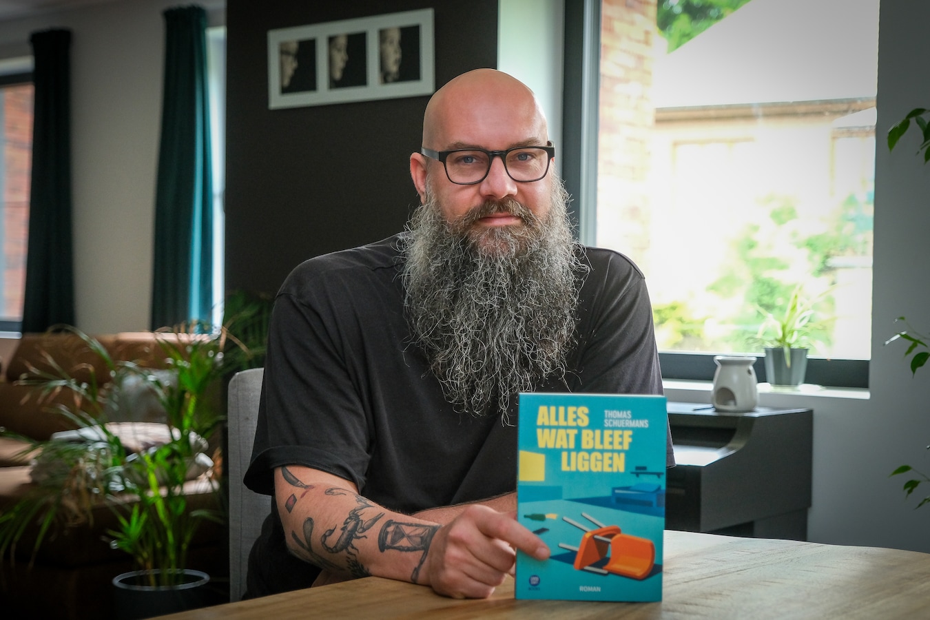 Auteur Thomas (43) brengt met ‘Alles wat bleef liggen’ derde boek uit ...