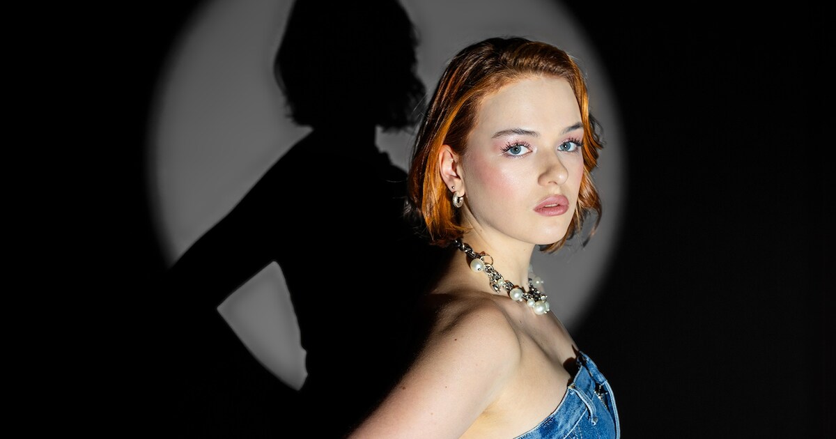 BIRTHE (21) uit Knesselare staat net voor Pommelien op het hoofdpodium ...