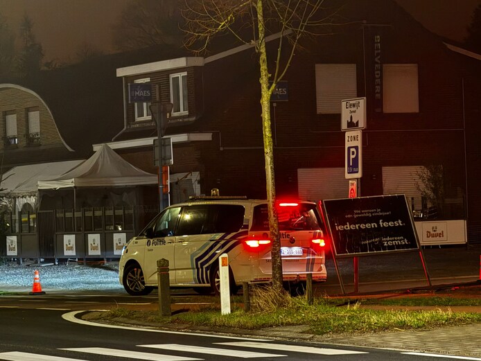 Man die zich in woning verschanste geeft zich over: “Overgebracht naar ...