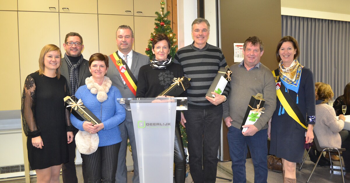Personeelsleden met 25, 30 of 40 jaar dienst gehuldigd | Deerlijk | hln.be