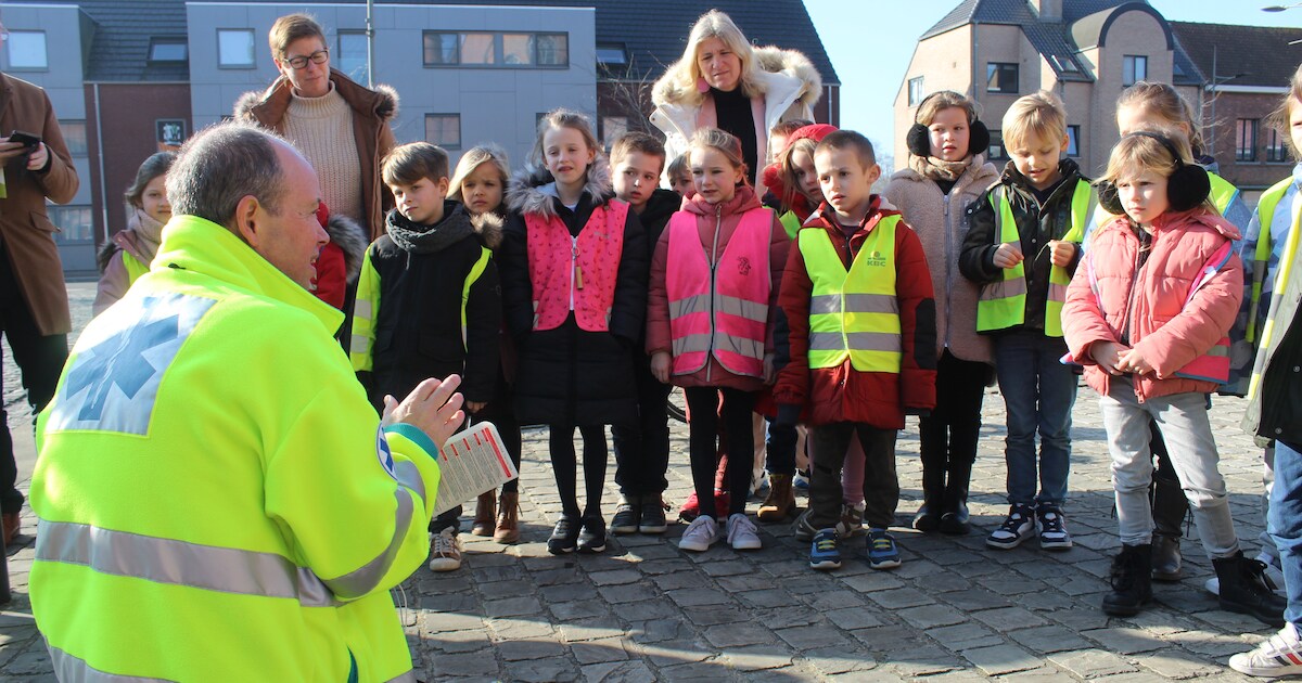VIDEO. Kinderen Balgerhoeke krijgen werking AED-toestel uitgelegd: “Dit ...