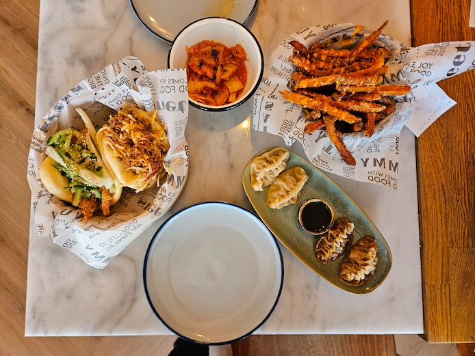 RESTOTIP. Taiwanese streetfood met uitzicht op Sint-Michielskerk in Bar ...