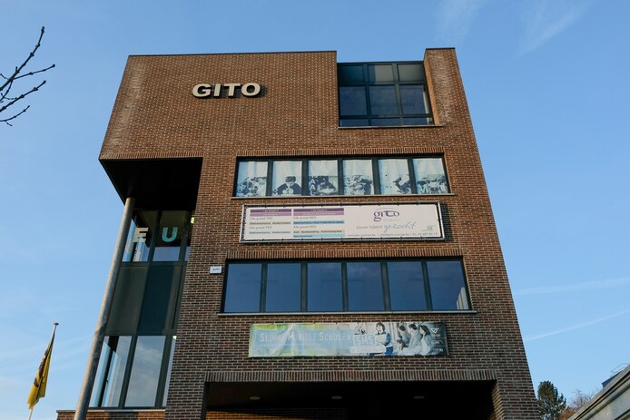 Heuvelstraat dag afgesloten door plaatsing klascontainers GITO ...