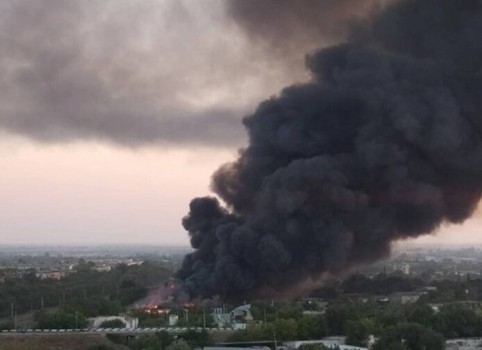Beelden tonen opnieuw enorme rookpluim in door Rusland bezette Krim ...