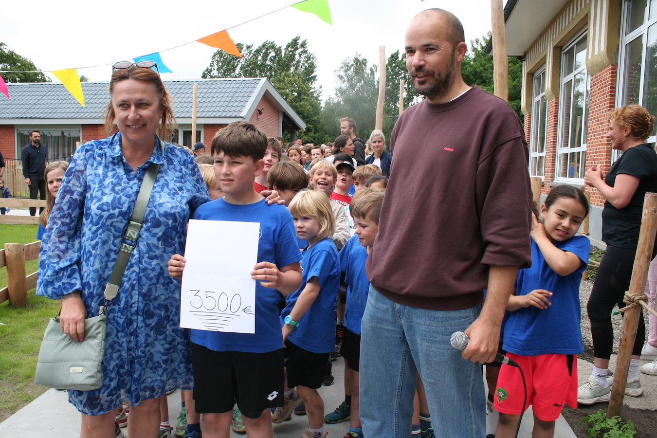 Ann Smet en Willy Linthout schenken 3.500 euro aan Basisschool Oudenbos ...