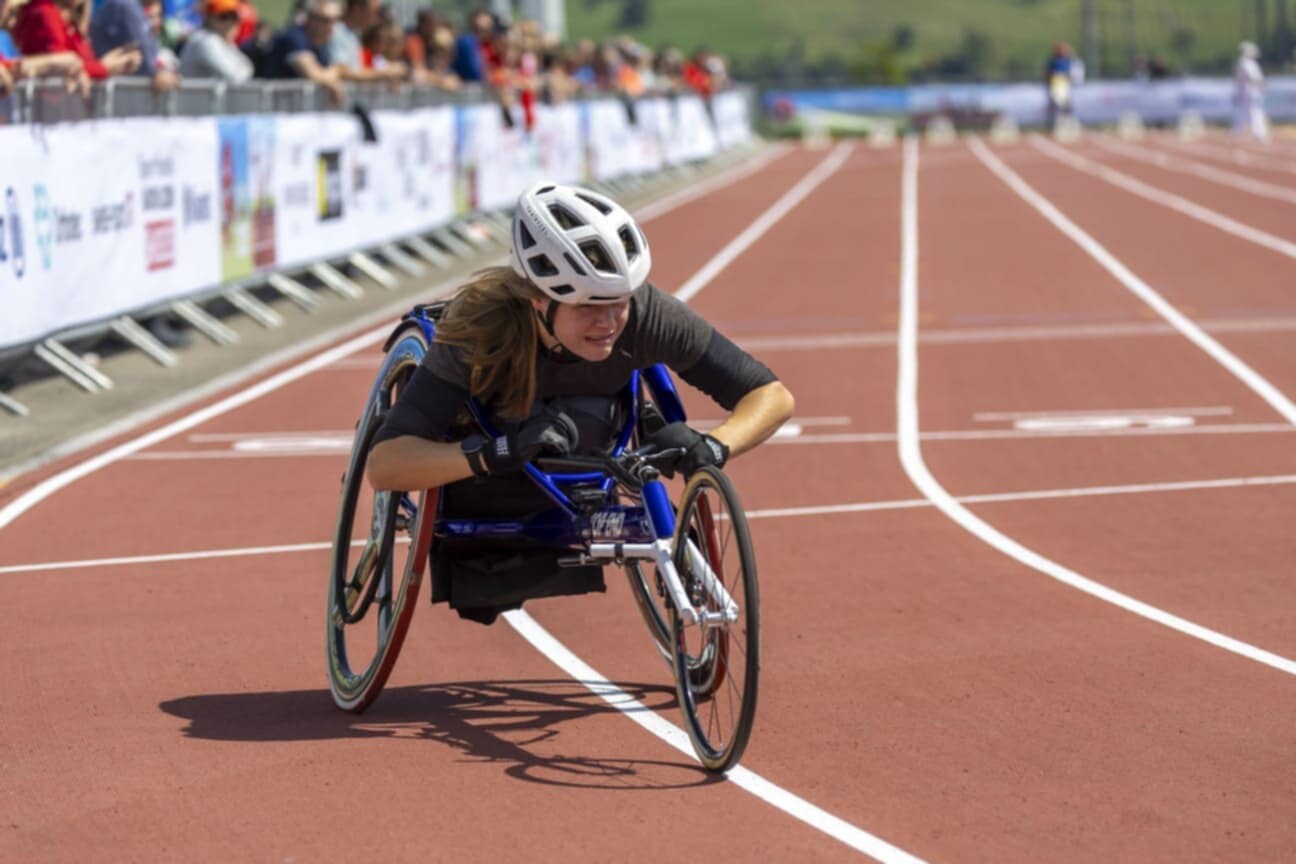 Joke (18) raakte verlamd na mislukte operatie, maar schittert straks op ...