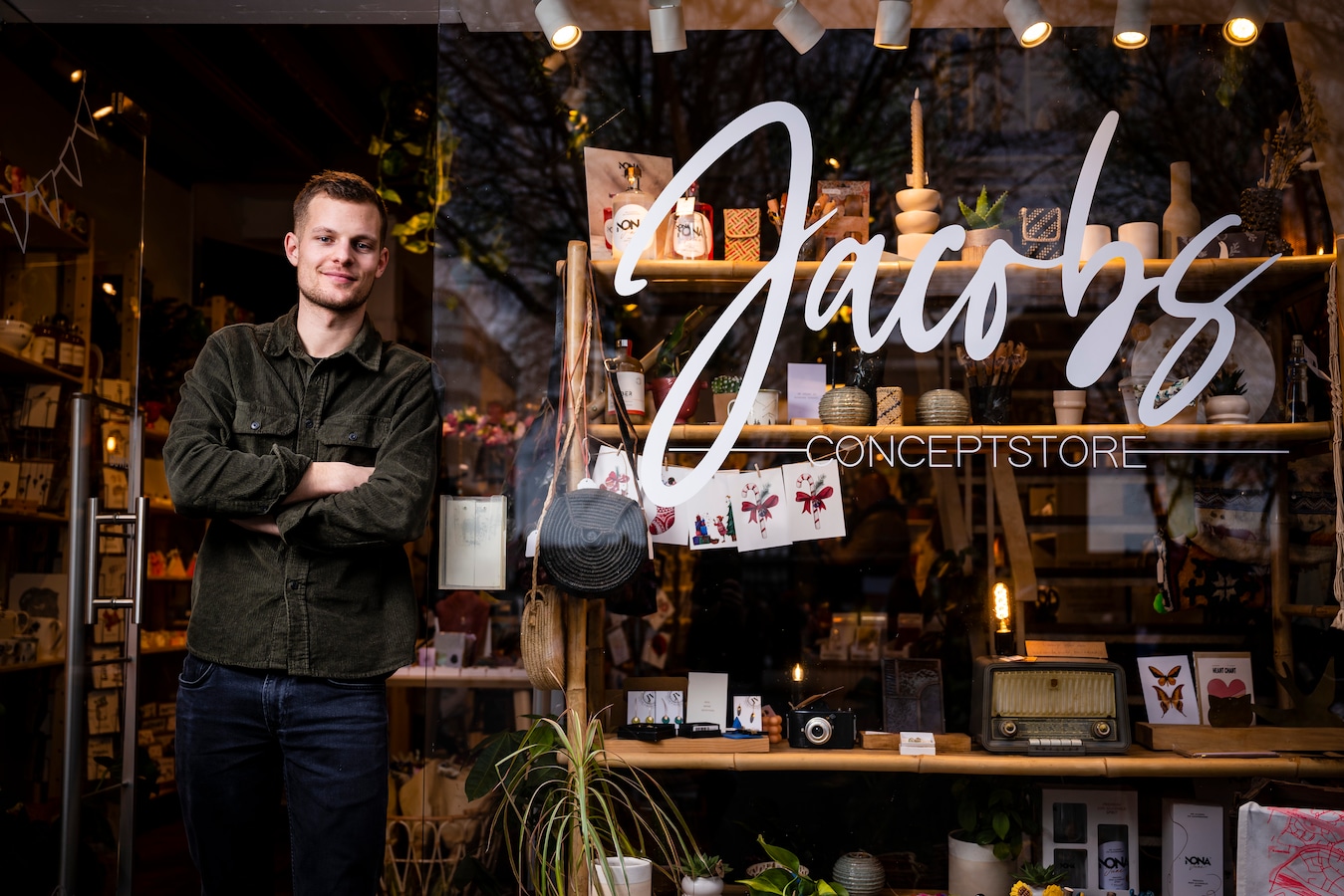 INTERVIEW. Thomas is 24 en opent z'n 24ste winkel: "Het werkt van ...