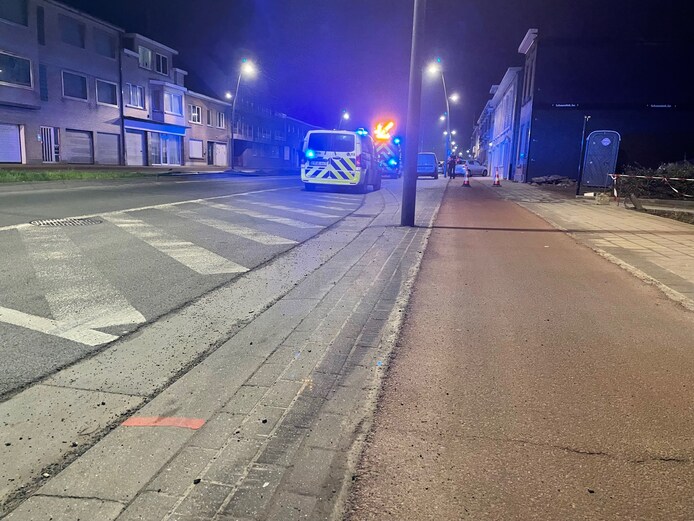 Leerling-automobilist (21) knalt tegen middenberm en twee geparkeerde ...