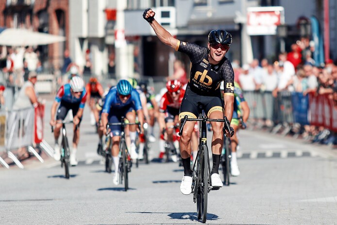 Michiel Coppens rondt solo van twintig kilometer nipt af en is in Ronde ...
