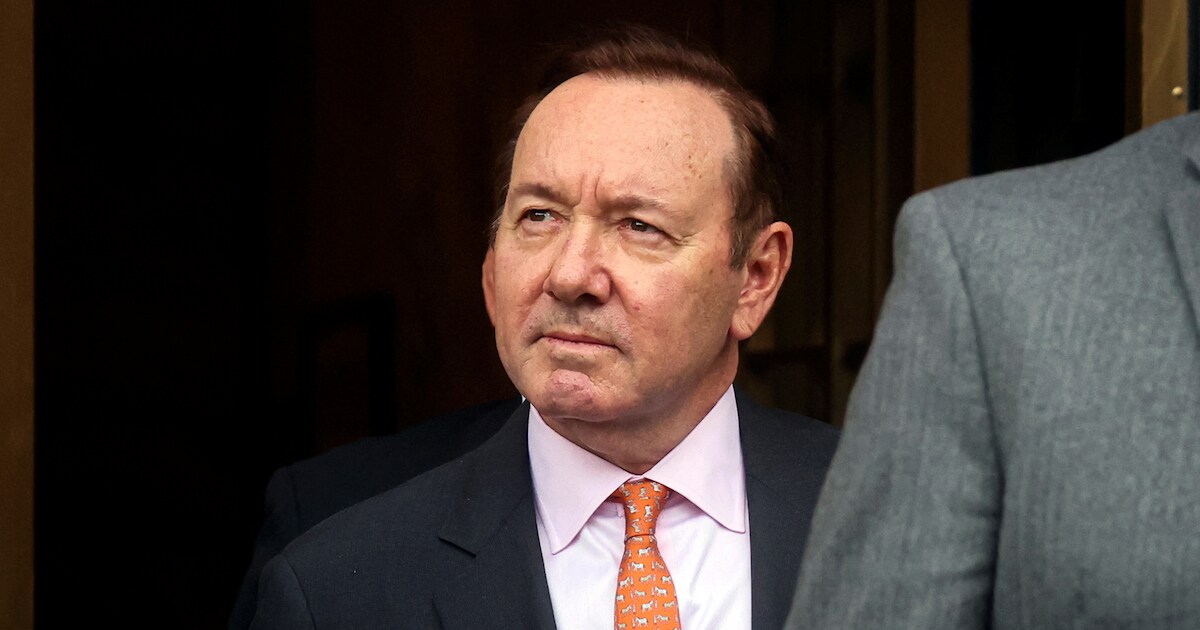Kevin Spacey breekt in de rechtbank: “Ik kwam pas op mijn 58ste uit de ...