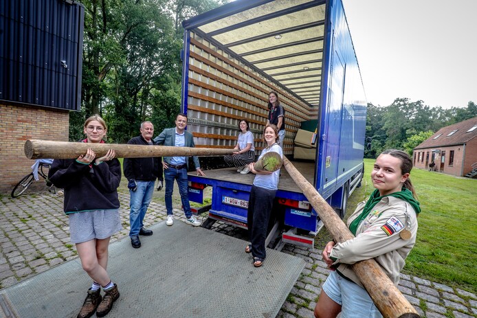 Brugse jeugdbewegingen laden de vrachtwagen vol om op kamp te vertrekken: “Dat logistieke duwtje ...