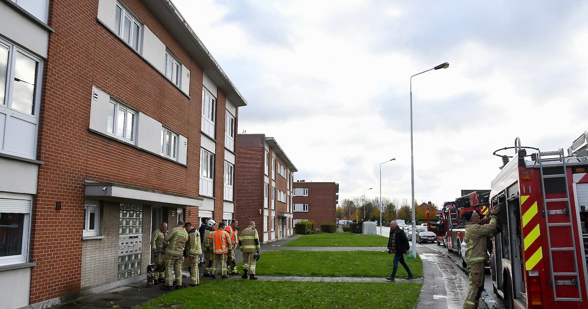 Brand aan elektriciteitskast in ondergelopen kelder van oud flatgebouw ...