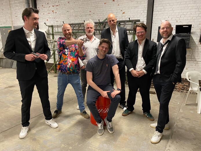 Toneelgezelschap Horzel speelt uniek stuk in oude Subaru-garage ...