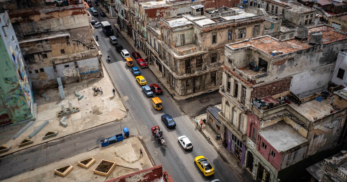Slapen of domino spelen; Cubanen wachten dagenlang voor lege ...