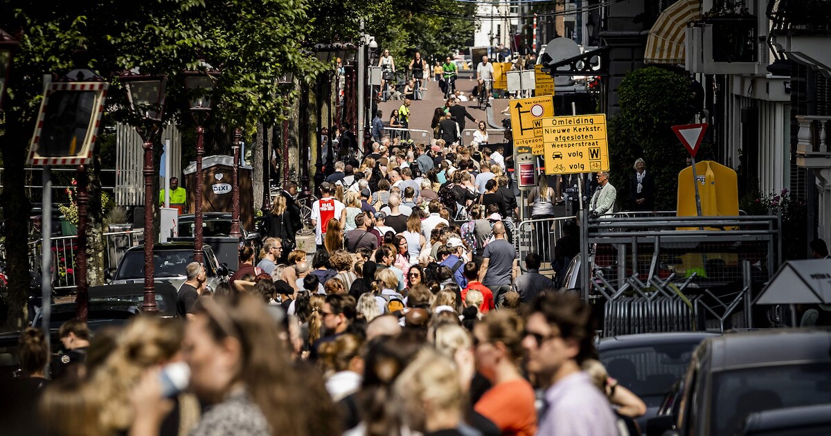 Rij van halve kilometer om afscheid te nemen van Peter R. de Vries ...