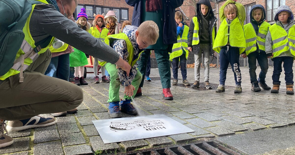 Freinetschool spuit slogans bij Izegemse rioolputjes | Izegem | HLN.be