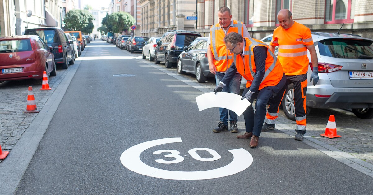 Stad plaatst herhalingsstickers in zones 30 | Antwerpen | hln.be