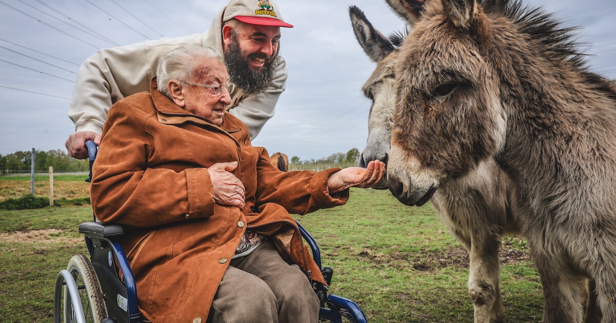 ‘Bompa Bockie’ bezoekt zijn beste vriendin Simonne (97) in het rusthuis ...
