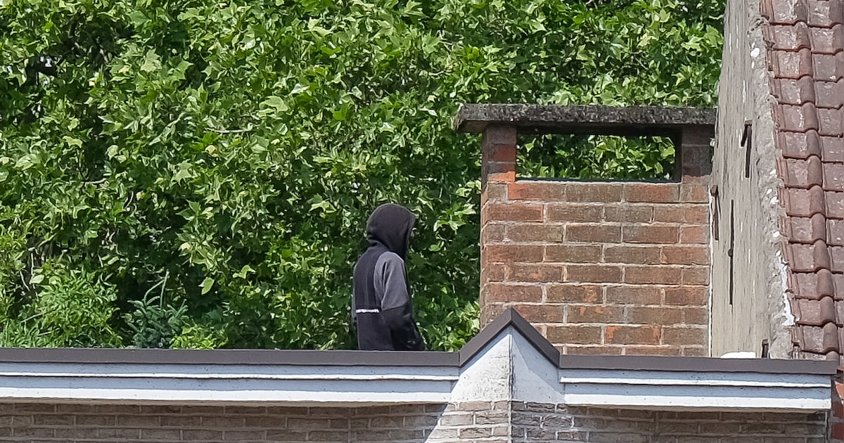 Man overmeesterd die van op dak in Ganshoren stenen naar hulpdiensten ...