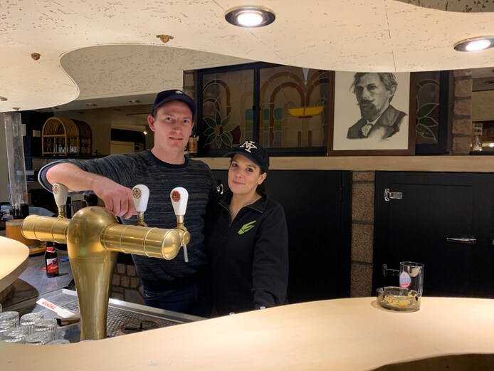 Het stof gaat van café Larock: Saskia en Kevin zijn nieuwe uitbaters ...