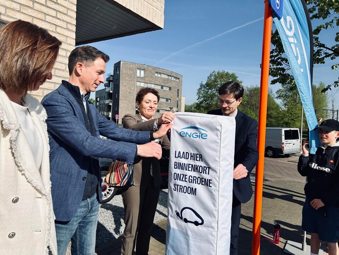 Eerste Limburgse publieke laadpaal op vraag van burgers staat in Kermt ...