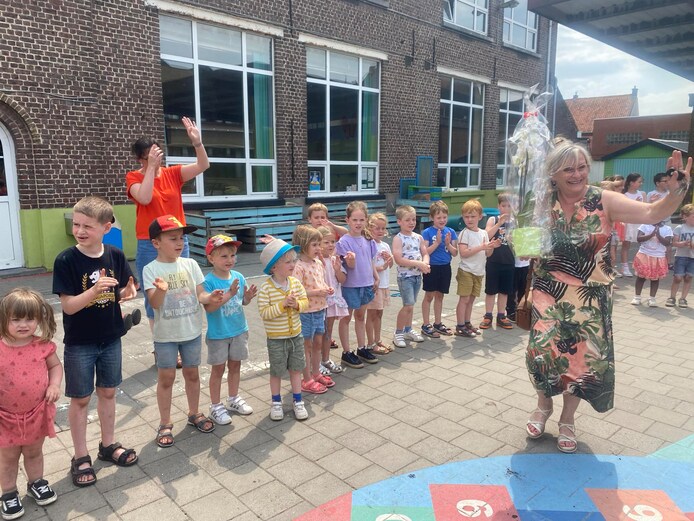 Kinderverzorgster Veerle feestelijk uitgewuifd in Vrije Basisschool “De Regenboog” | Kruisem ...