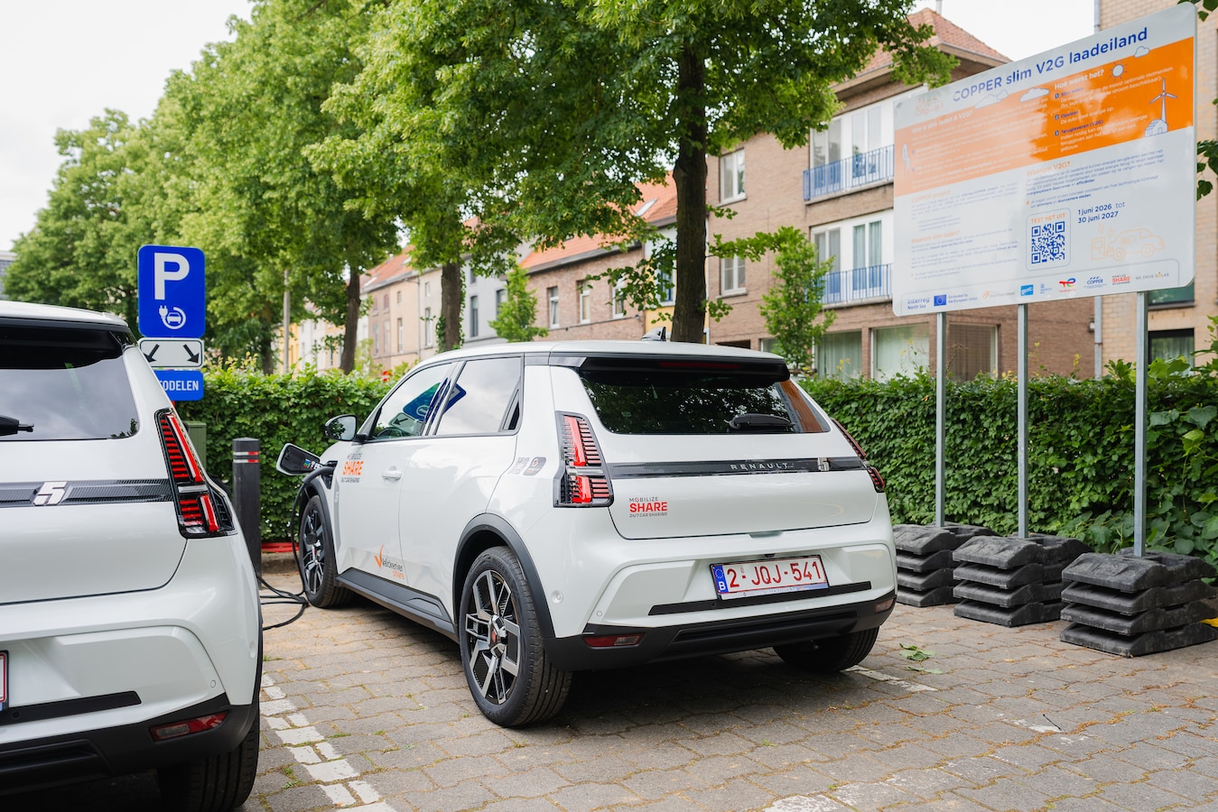 Gent opent eerste slimme laadeiland van Vlaanderen: elektrische auto's ...